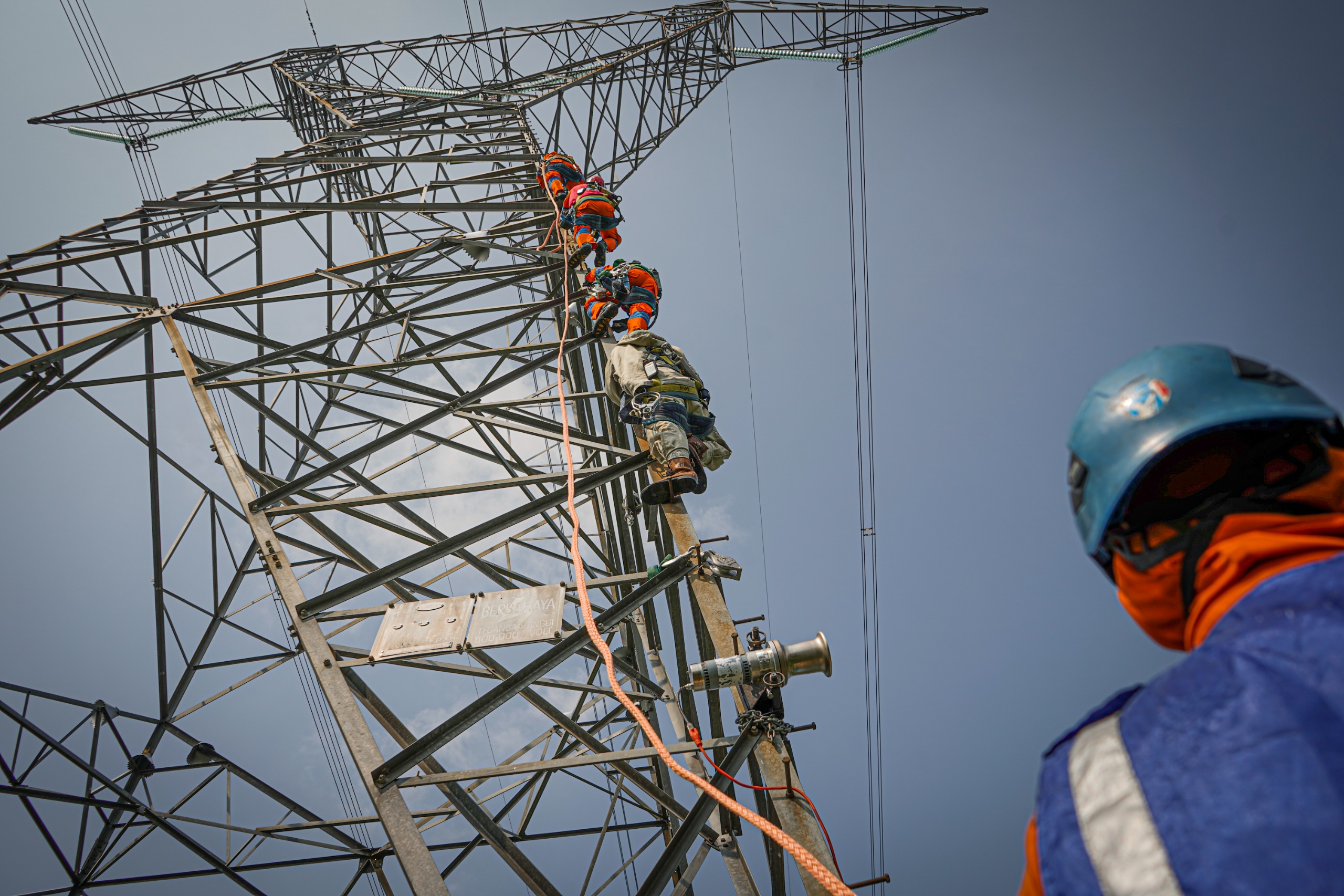 Tim PDKB PLN UPT Salatiga Perbaiki Konduktor SUTET 500 kV Demi Hadirkan ...